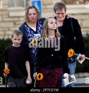 Queen Mother death mourners Stock Photo - Alamy
