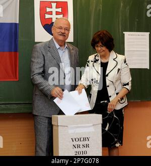 Slovak President Ivan Gasparovic and his wife Silvia receive Syrian ...