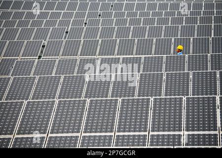 20 MW solar power plant on the hills above Tambler, General Santos City ...