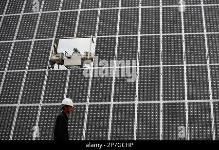 20 MW solar power plant on the hills above Tambler, General Santos City ...