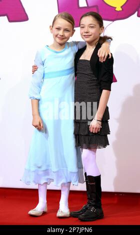 Die jungen Schauspielerinnen Meira Durand und Felina Czycykowski, von ...