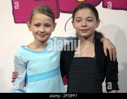 Die jungen Schauspielerinnen Meira Durand und Felina Czycykowski, von ...