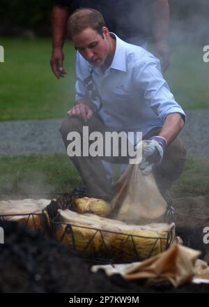 Hāngī is a traditional New Zealand Māori method of cooking food using ...