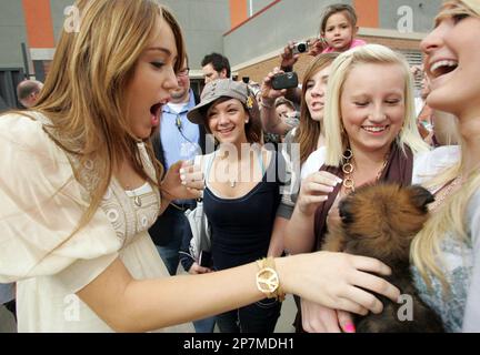 HANNAH MONTANA: THE MOVIE, from left: Miley Cyrus, Lucas Till, Taylor ...