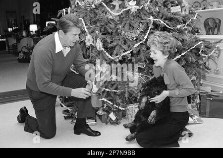 President Ronald Reagan kissing Nancy Reagan goodbye Stock Photo - Alamy