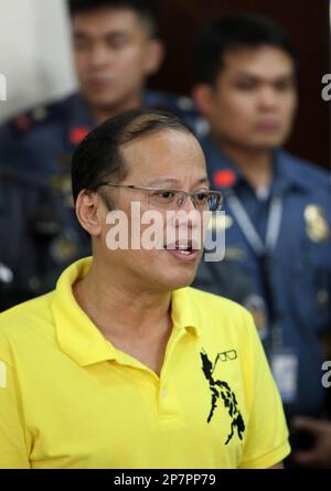 Presidential candidate Sen. Benigno "Noynoy" Aquino III, second from ...