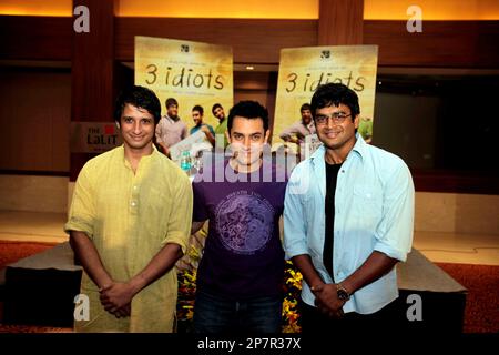 MADHAVAN, AAMIR KHAN, SHARMAN JOSHI POSTER, 3 IDIOTS, 2009 Stock Photo ...