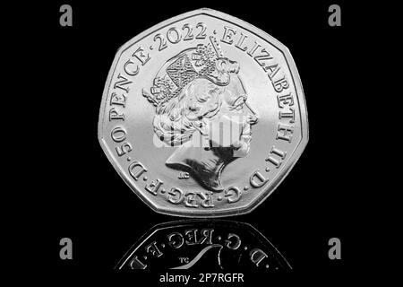 Reverse side of a 2022 50p coin featuring the Hogwarts Express to ...