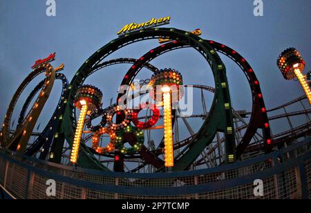 Eine Achterbahn mit einem 5-fach Looping steht am Sonntag, 8. November ...