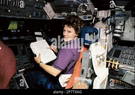 Eileen M. Collins first woman to command a Space Shuttle mission Stock ...