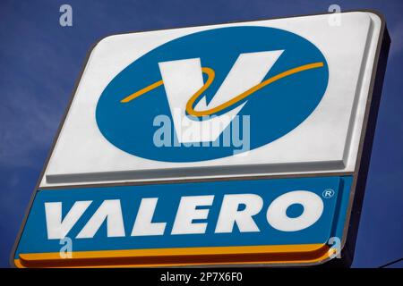 A Valero gas station sign Stock Photo - Alamy