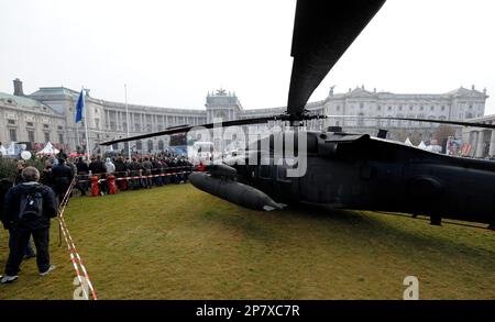 Besucher der Leistungsschau des Oesterreichischen Bundesheeres ...