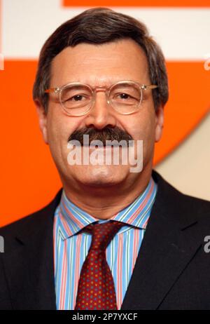 Nikolaus Brender, Chefredakteur des ZDF, waehrend einer Pressekonferenz ...