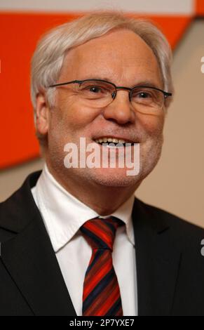 Nikolaus Brender, Chefredakteur des ZDF, waehrend einer Pressekonferenz ...