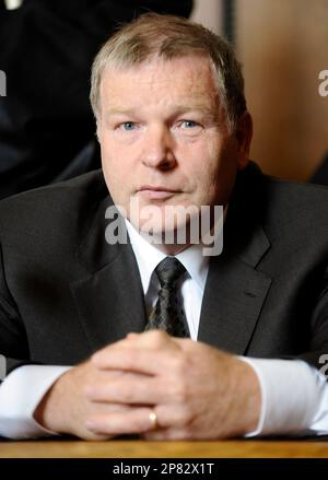 Der Hauptangeklagte Arnold Pier sitzt am Donnerstag, 17. Sept. 2009, im Gerichtssaal des ...