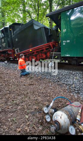 Ein Eisenbahner betrachtet am Sonntag, 13. September 2009, den Schaden ...
