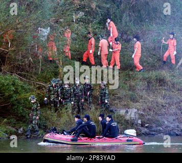 Members of South Korean rescue team remove bodies from the collapsed ...