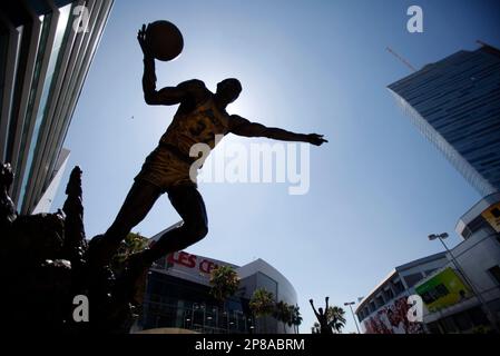 Magic Johnson Statue outside Staples Center Stock Photo - Alamy