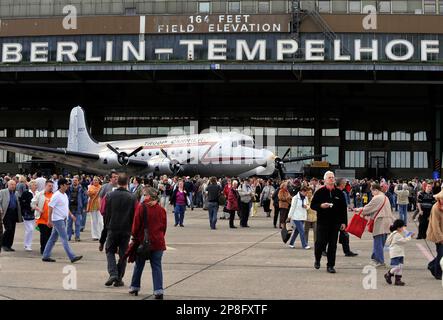 douglas C-54 Skymaster candy Bomber airlift Berlin Tempelhof Stock ...