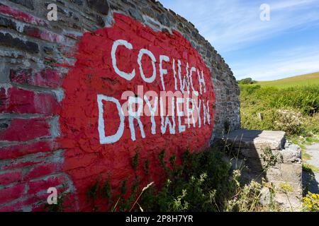 Cofiwch Dryweryn grafitti on wall near Llanrhystud, Ceredigion, Wales ...
