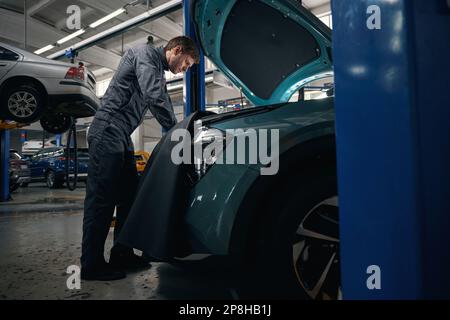 Serviceman conducts full technical check of car Stock Photo - Alamy