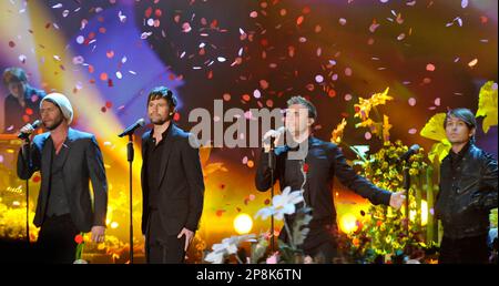 Die Band "Take That" mit Gary Barlow, Howard Donald und Mark Owen in ...