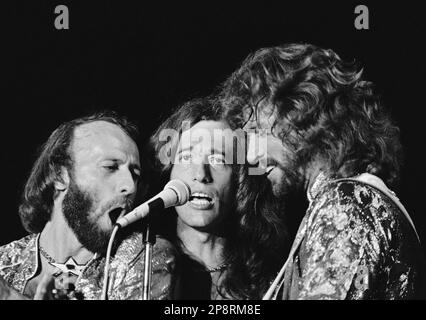 ARCHIV - Die Bee Gees Barry, Robin und Maurice Gibb am 29. Juli 1998 in ...