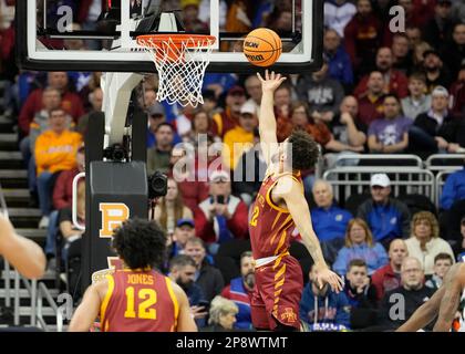 Iowa State guard Gabe Kalscheur (22) drives up court during an NCAA ...