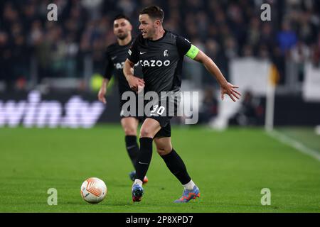 Christian Gunter of Sc Freiburg controls the ball during the Uefa ...