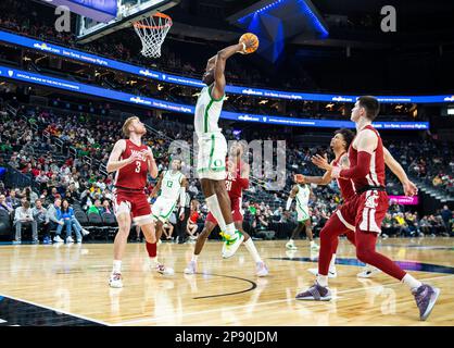 Oregon center N'Faly Dante dunks against Oregon State during the second ...