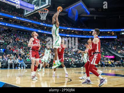 Oregon center N'Faly Dante dunks against Oregon State during the second ...