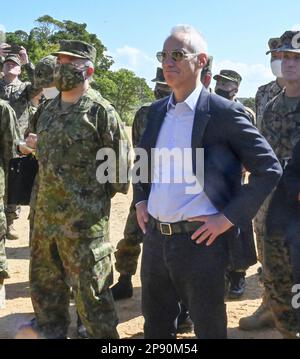 Rahm Emanuel, the U.S. ambassador to Japan, awards U.S. Air Force Staff ...