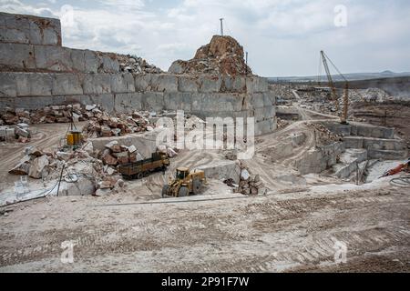 The work progresses parallel to the floor. The quarries at Iscehisar ...