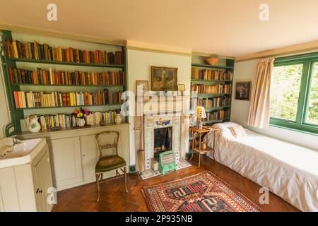 Virginia Woolf`s Bedroom, Monk`s House, Rodmell Stock Photo - Alamy