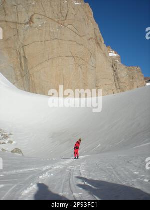 Antarctic research station. Scientists at an ice-core drilling site on ...
