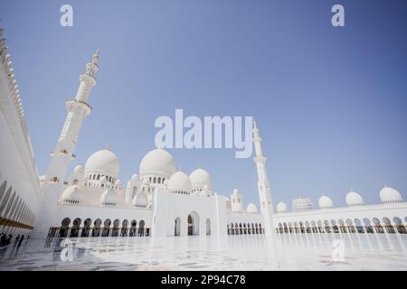 ABU DHABI, UAE - OCTOBER 17, 2021: Mihrab in the Prayer hall of Sheikh ...