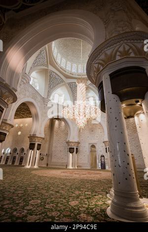 ABU DHABI, UAE - OCTOBER 17, 2021: Mihrab in the Prayer hall of Sheikh ...