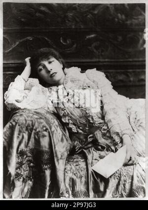 The french most celebrated theatre actress SARAH BERNHARDT , portrait ...