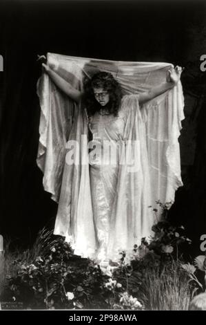 Loie Fuller. Portrait of the American dancer and pioneer of modern ...