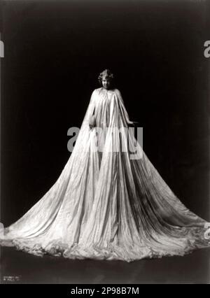 1901 , New York , USA : The celebrated american dancer of parisian ...