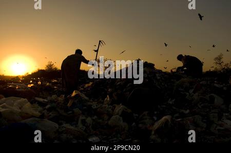 Pakistani scavengers sift through garbage in slums of Islamabad ...
