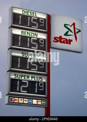 Eine Preistafel an einer Tankstelle bei Bremen zeigt am Freitag, 9. Mai ...