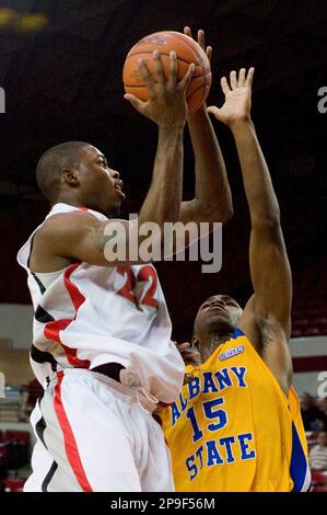 Georgia's Travis Leslie (1) drives in for a layup against Washington ...