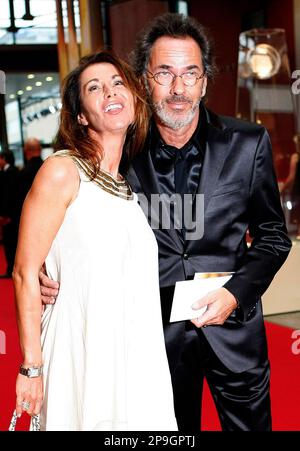 Moderator Hugo Egon Balder und seine Frau Elena Sumischewskaja kommt ...