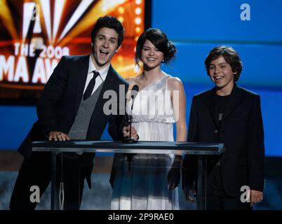 SELENA GOMEZ, DAVID HENRIE, JAKE T. AUSTIN, WIZARDS OF WAVERLY PLACE ...