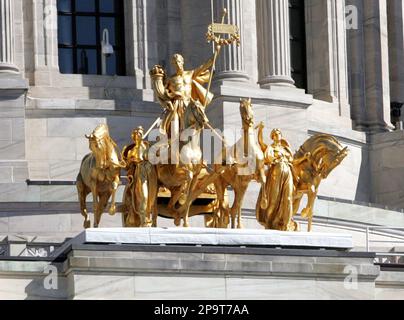 Minnesota State capitol building quadriga statue by Daniel Chester ...
