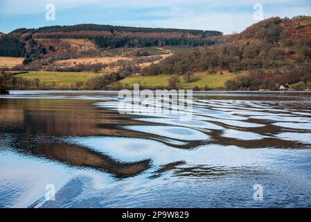 Beautiful Winter landscape image viewed from boat on Ullswater in Lake ...