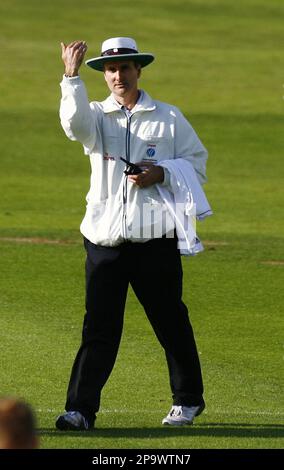 BILLY BOWDEN CRICKET UMPIRE HEADINGLEY LEEDS ENGLAND 09 August 2009 ...