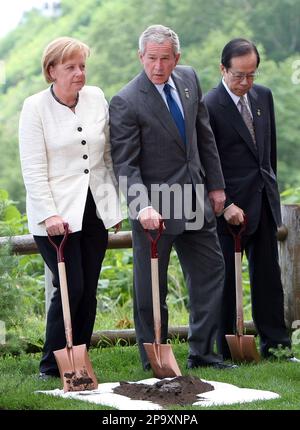 German Chancellor Angela Merkel and U.S. President George Bush speak to ...