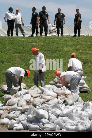 Inmates from the Algoa Correctional Center in Jefferson City, Mo., help ...